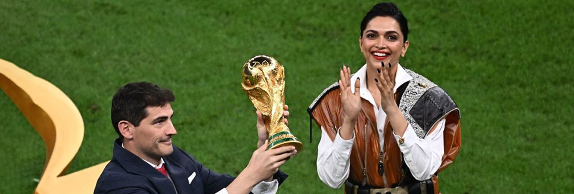 La actriz Deepika Padukone se convirtió en la primera india en desvelar el trofeo de la Copa ...